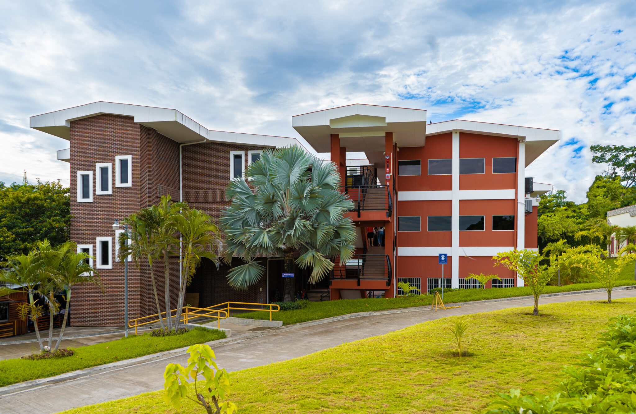 campus1 - Universidad Gerardo Barrios | UGB